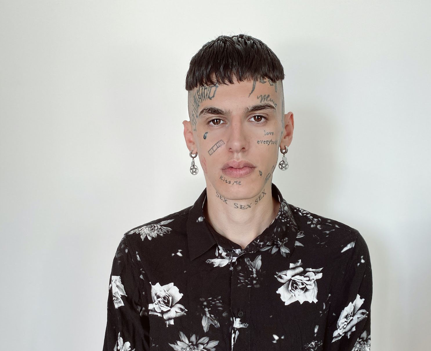 YOUNG SIGNORINO il 6 novembre esce il suo album di debutto "CALMO ...