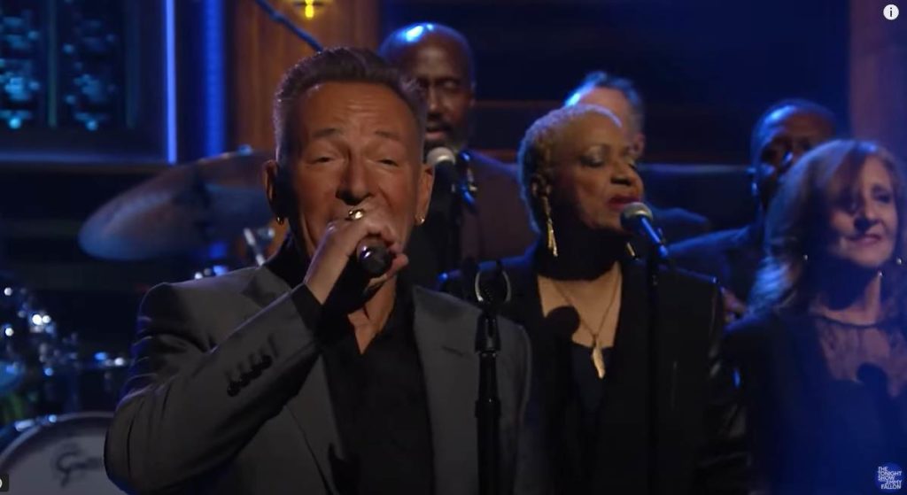 BRUCE SPRINGSTEEN da Jimmy Fallon suona “Turn Back the Hands of Time ...