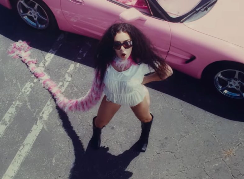 CHARLI XCX "Speed Drive" tratto dalla colonna sonora di Barbie The ...
