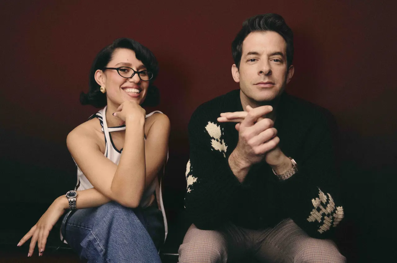MARK RONSON e RAYE " Suzanne" è il nuovo singolo. Guarda il video ...