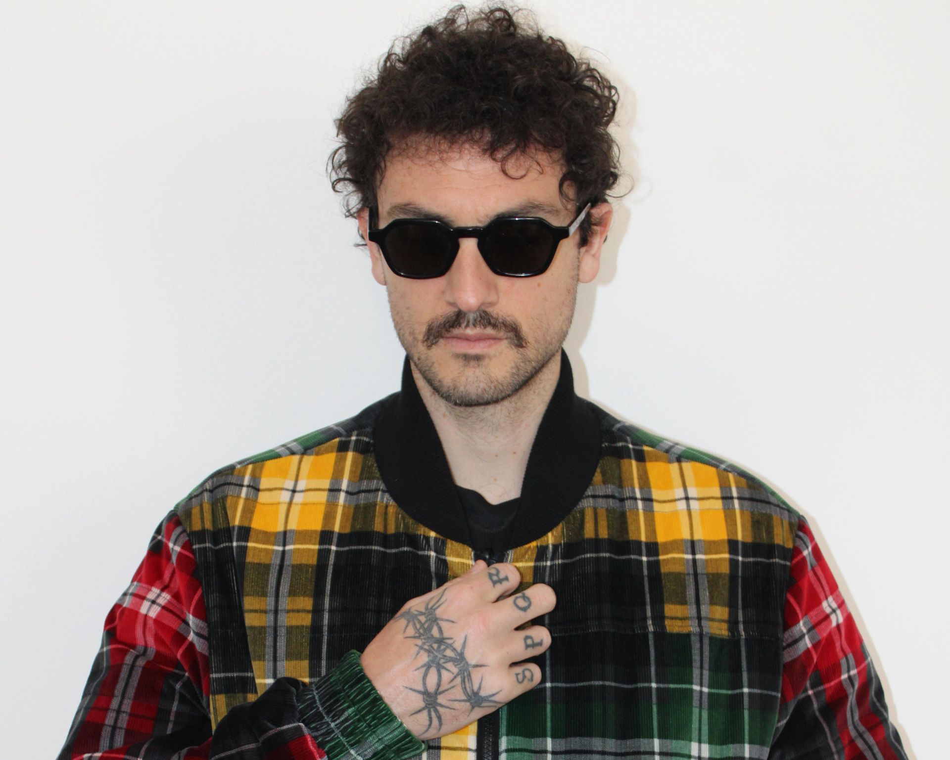 CARL BRAVE il tour e guarda il nuovo video “Il Primo Take” - Newsic.it