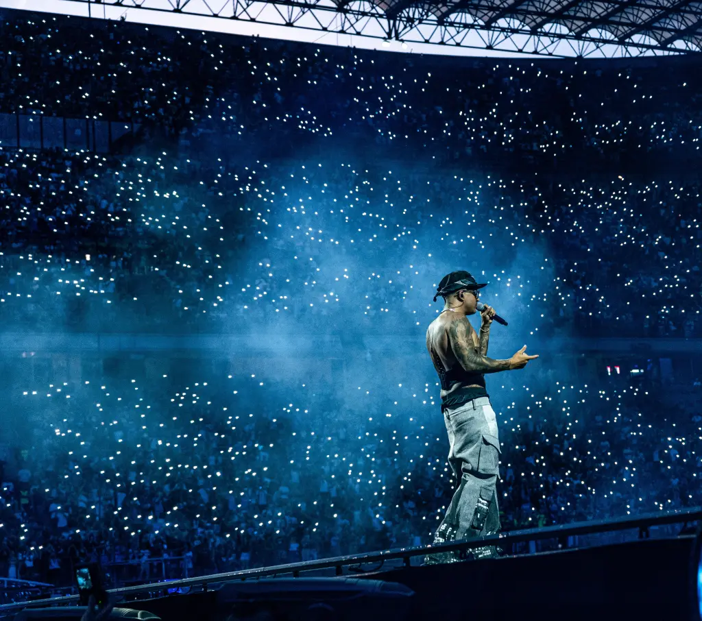 Recensione concerto - GEOLIER a San Siro: la notte in cui Napoli è ...